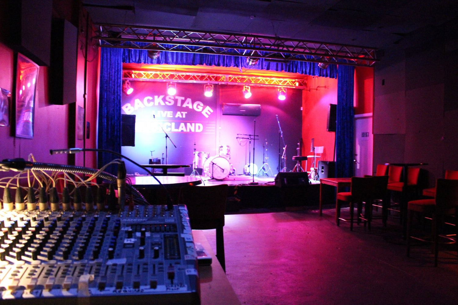 Bebe's Bar – Musicland